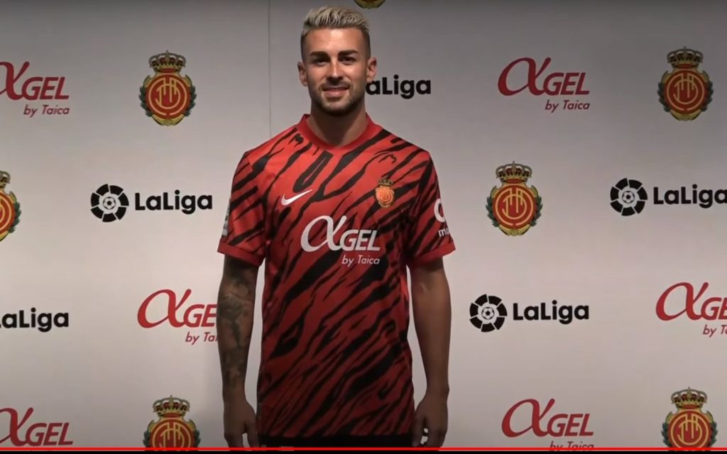 Presentada la primera equipación del Mallorca y la renovación del ...